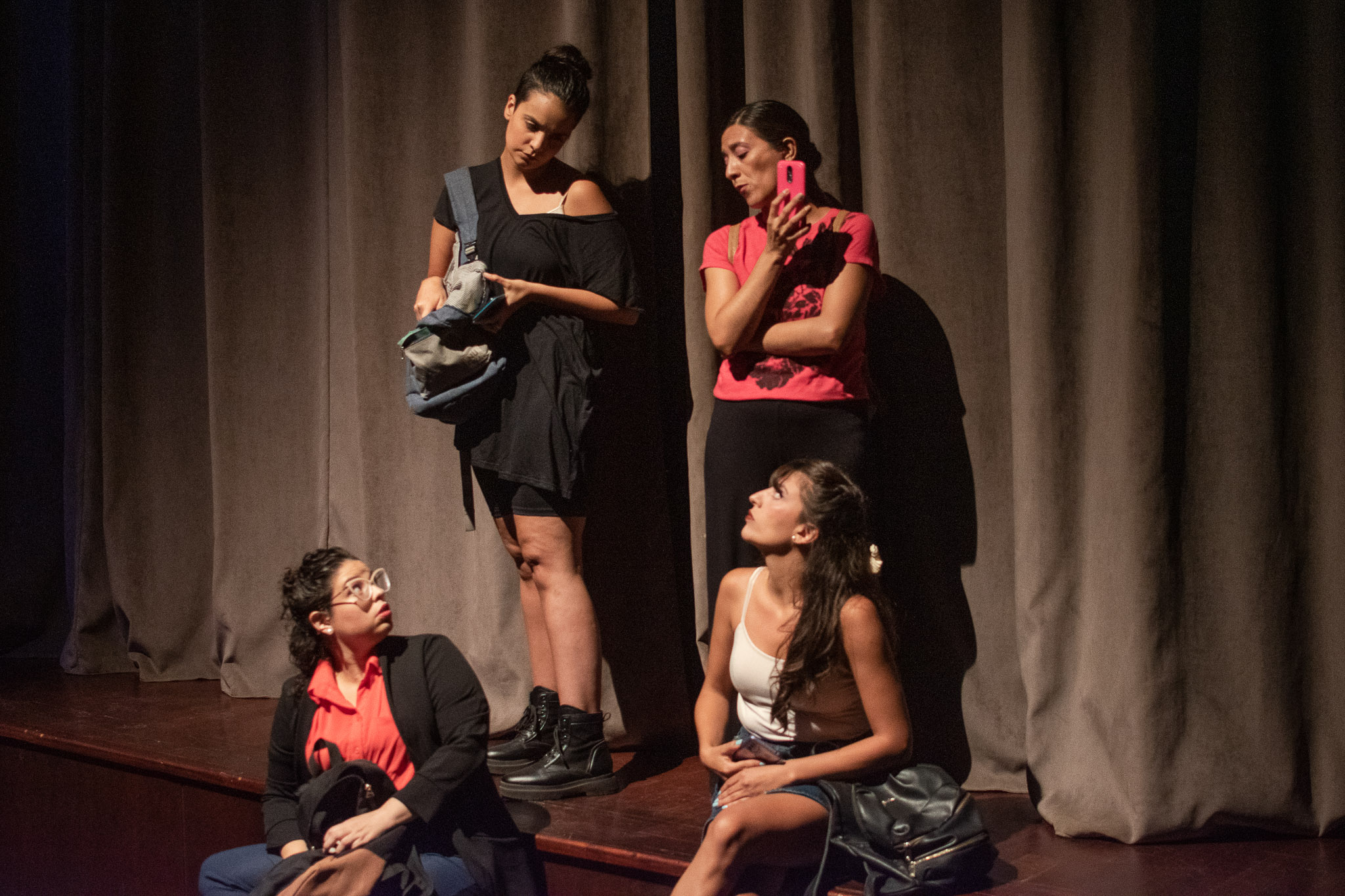 ESTAFADAS POR LA HISTORIA - Instituto Nacional del Teatro